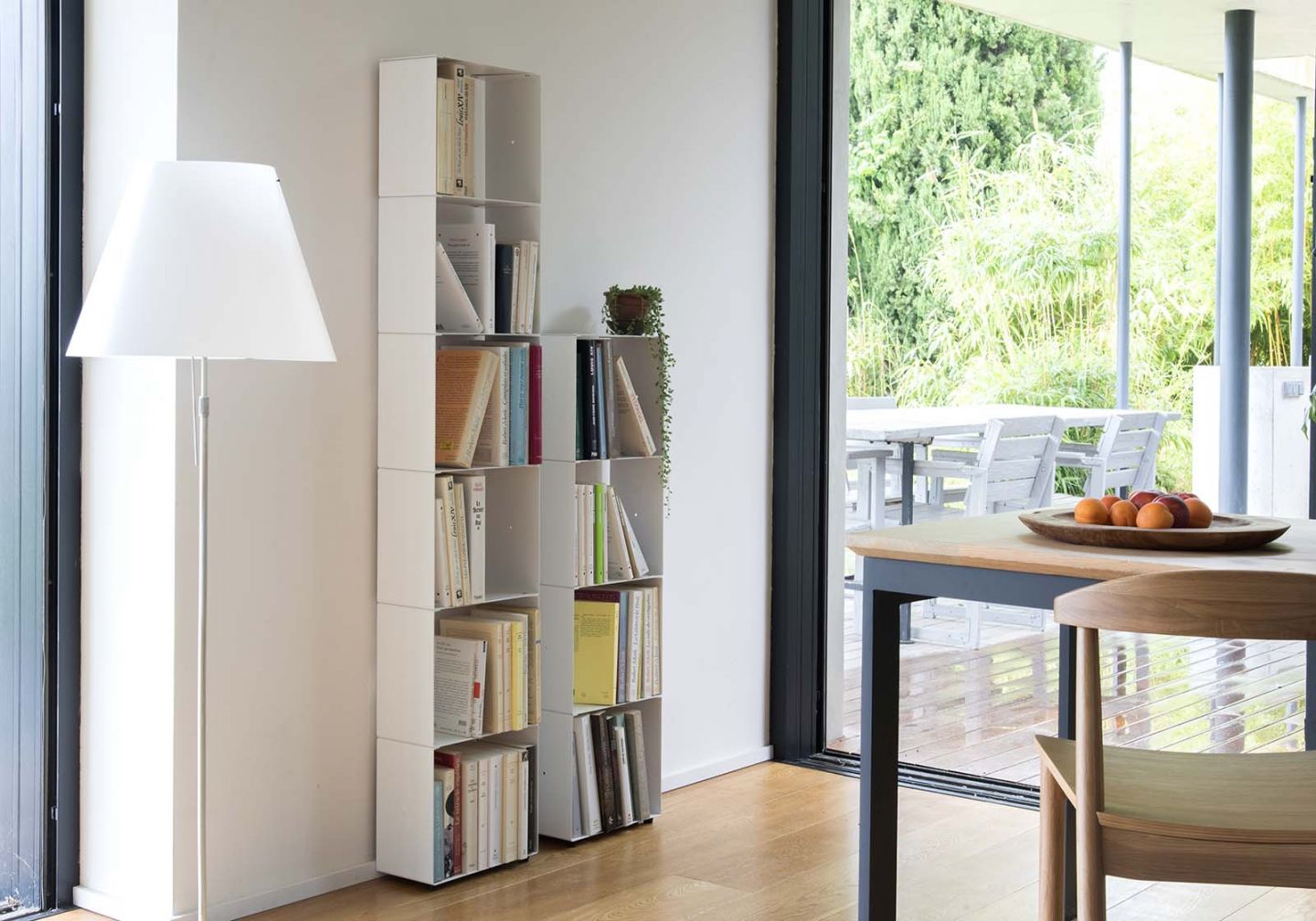 Witte design boekenkast 30 cm - metaal - 4 niveaus