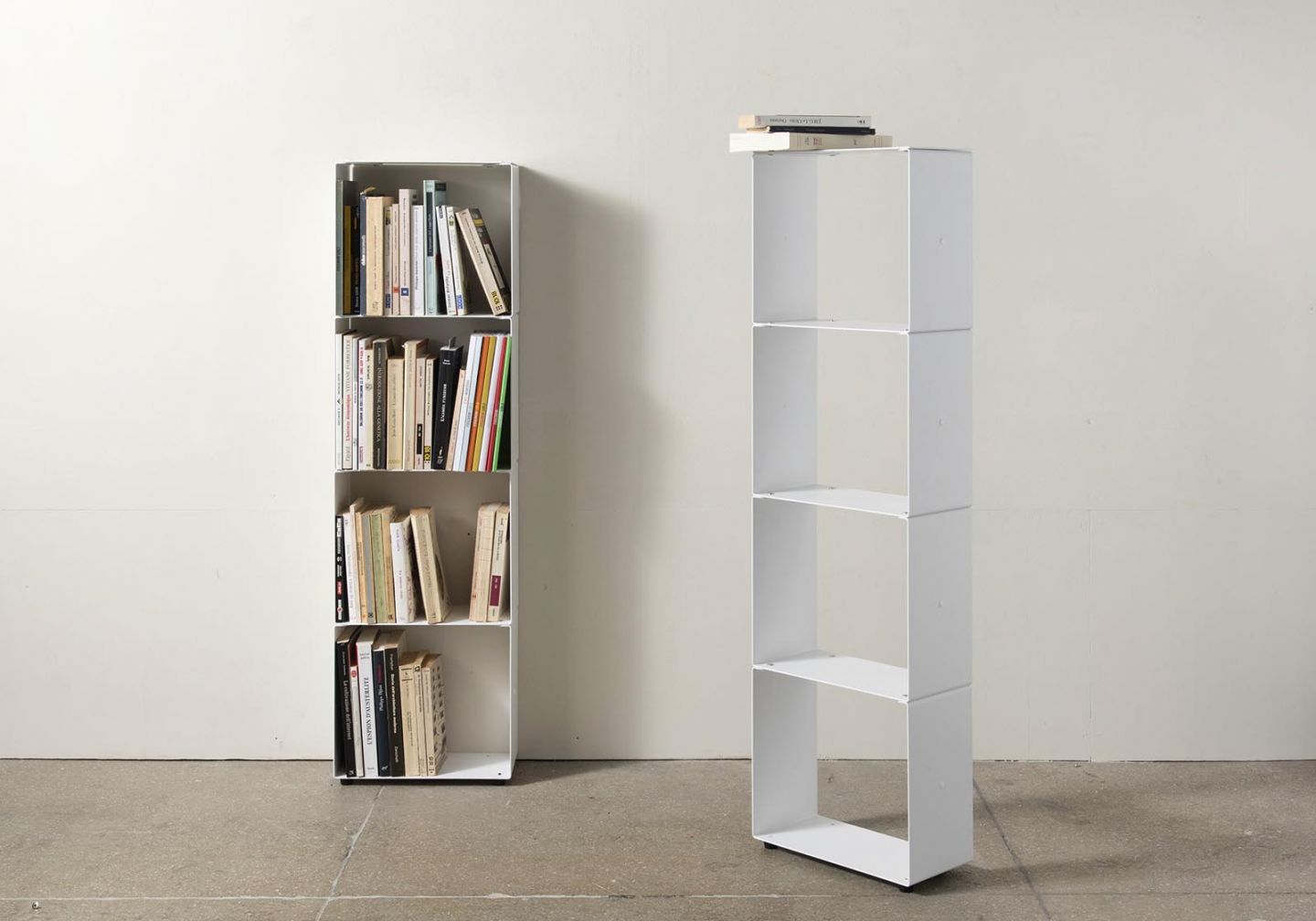 Witte design boekenkast 30 cm - metaal - 4 niveaus